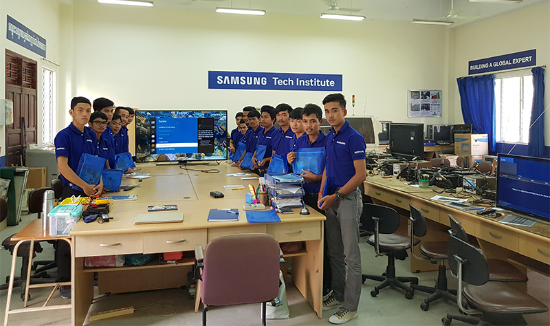 សម្ភារៈសិក្សាថ្មីៗជាច្រើន ត្រូវបាន Samsung បានបន្តនាំយកទៅជូនសិក្ខាកាម ...